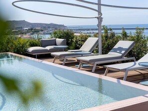 Piscina exterior, guarda-sóis, espreguiçadeiras 