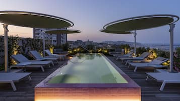 Piscina exterior, guarda-sóis, espreguiçadeiras