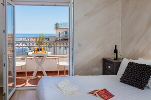 Apartamento família, 1 quarto, vista para o mar | Ferros/tábuas de passar roupa, Wi-Fi de cortesia, roupa de cama