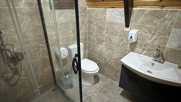 Bungalow Familiar, 2 quartos, terraço | Casa de banho | Um polibã, artigos de higiene pessoal grátis, chinelos