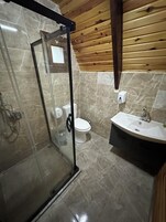 Bungalow Familiar, 2 quartos, terraço | Casa de banho | Um polibã, artigos de higiene pessoal grátis, chinelos 