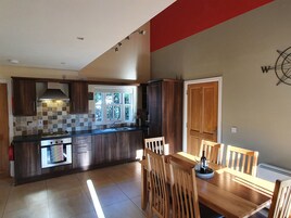 Casa de Campo | Cozinha privada | Um micro-ondas, uma máquina de lavar louça, uma chaleira elétrica 