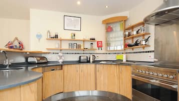 Casa de Campo | Cozinha privada | Um frigorífico, uma máquina de lavar louça, utensílios de cozinha