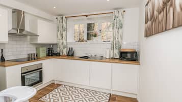 Casa de Campo | Cozinha privada | Um frigorífico, uma máquina de lavar louça, utensílios de cozinha