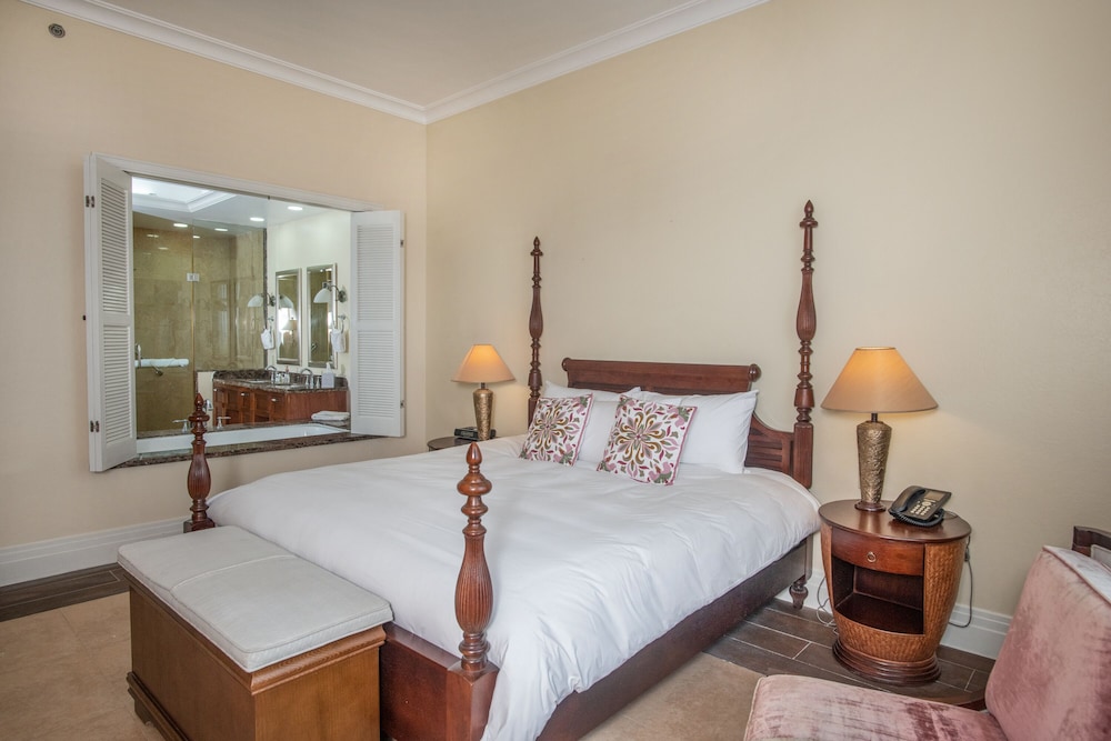Beachfront 12th Floor Penthouse Living With Resort Access - Montego Bay