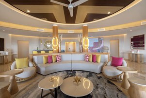 Luxury Chairman Two Bedroom Suite Ocean Front Diamond Club | Roupa de alta qualidade, edredões de penas, minibar grátis 