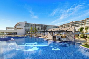 6 piscinas exteriores, guarda-sóis, espreguiçadeiras 
