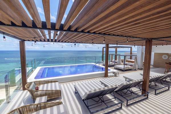 Luxury Sky Chairman Suite Two Bedroom Ocean Front Diamond Club | Roupa de alta qualidade, edredões de penas, minibar grátis
