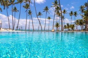 3 piscinas externas, espreguiçadeiras