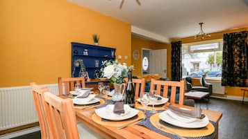 Casa de Campo | Cozinha privada | Um frigorífico, um micro-ondas, uma máquina de lavar louça