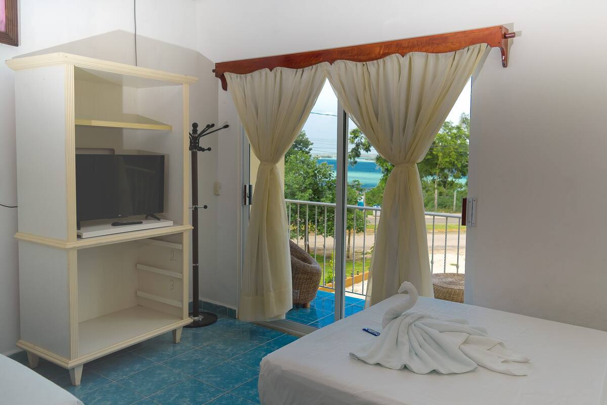 Quarto Superior | Cofre no quarto, com mobília individualizada, roupa de cama fornecida