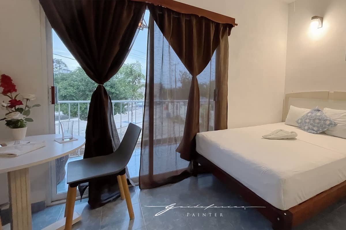 Quarto Triplo Superior | Cofre no quarto, com mobília individualizada, roupa de cama fornecida