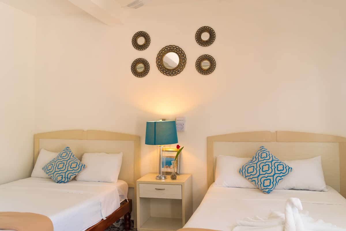 Quarto Standard | Cofre no quarto, com mobília individualizada, roupa de cama fornecida