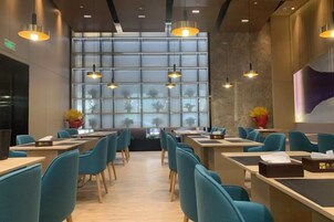 Um restaurante com mesas e cadeiras dispostas para refeições.