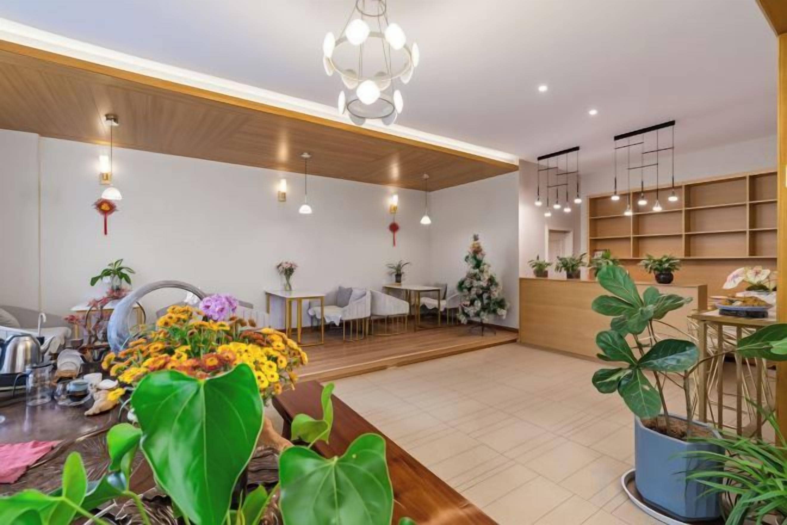 Um interior moderno com balcão de recepção, área de estar e espaço de refeições.