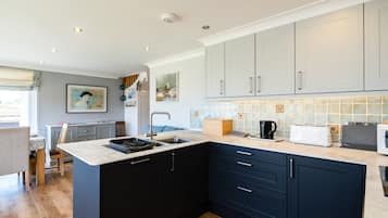 Casa de Campo | Cozinha privada | Uma máquina de lavar louça, utensílios de cozinha
