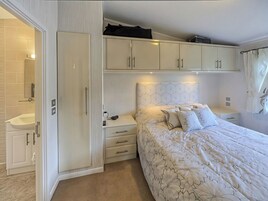 3 quartos, com decoração personalizada, com mobília individualizada 