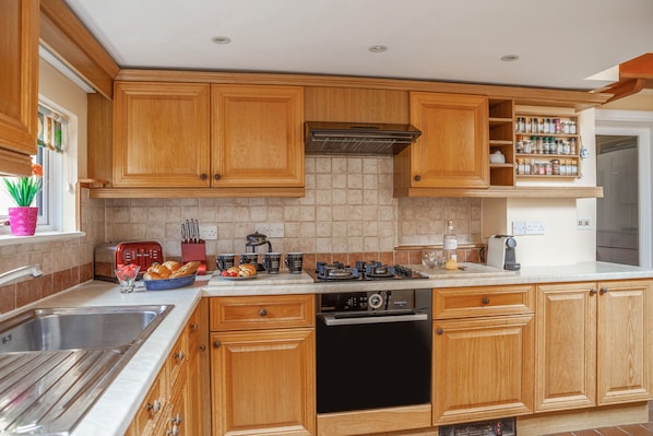 Casa de Campo | Cozinha privada | Uma máquina de lavar louça, utensílios de cozinha