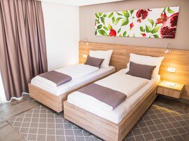 Cofre no quarto, secretária, cortinas/cortinados opacos 