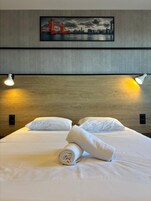 Quarto Comfort, 1 cama de casal | Com decoração personalizada, com mobília individualizada, secretária 