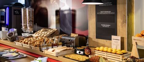 Café da manhã com buffet todos os dias (EUR 13.9 por pessoa)