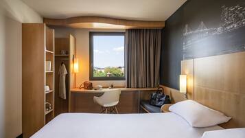 Quarto standard, 1 cama de casal | Escrivaninha, quartos à prova de som, Wi-Fi de cortesia, roupa de cama