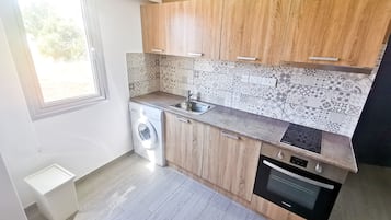 Estúdio standard | Cozinha privada | Geladeira, fogão, cooktop, chaleira elétrica