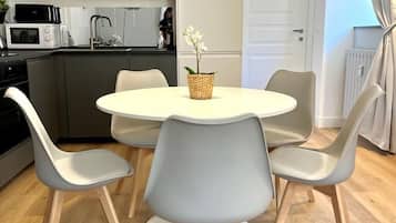 Apartamento família | Cozinha privada | Geladeira grande, micro-ondas, fogão, cooktop