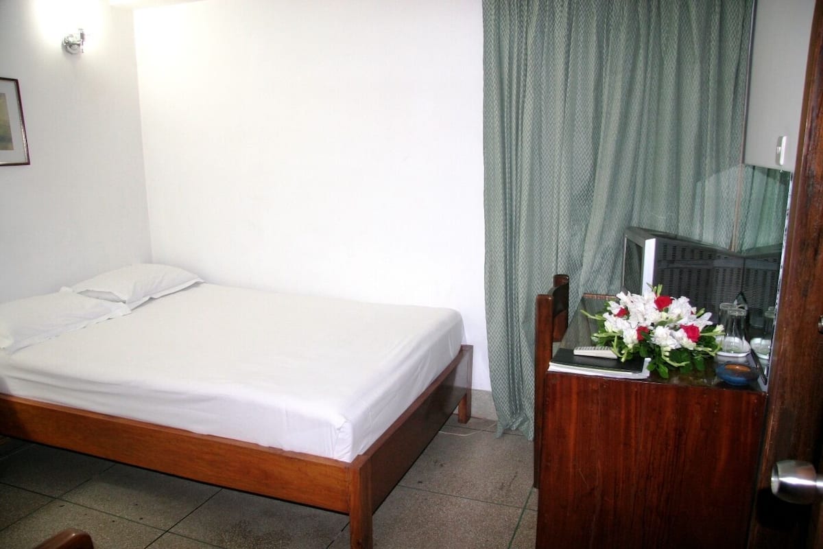 Quarto casal econômico | Frigobar, escrivaninha, Wi-Fi de cortesia, roupa de cama