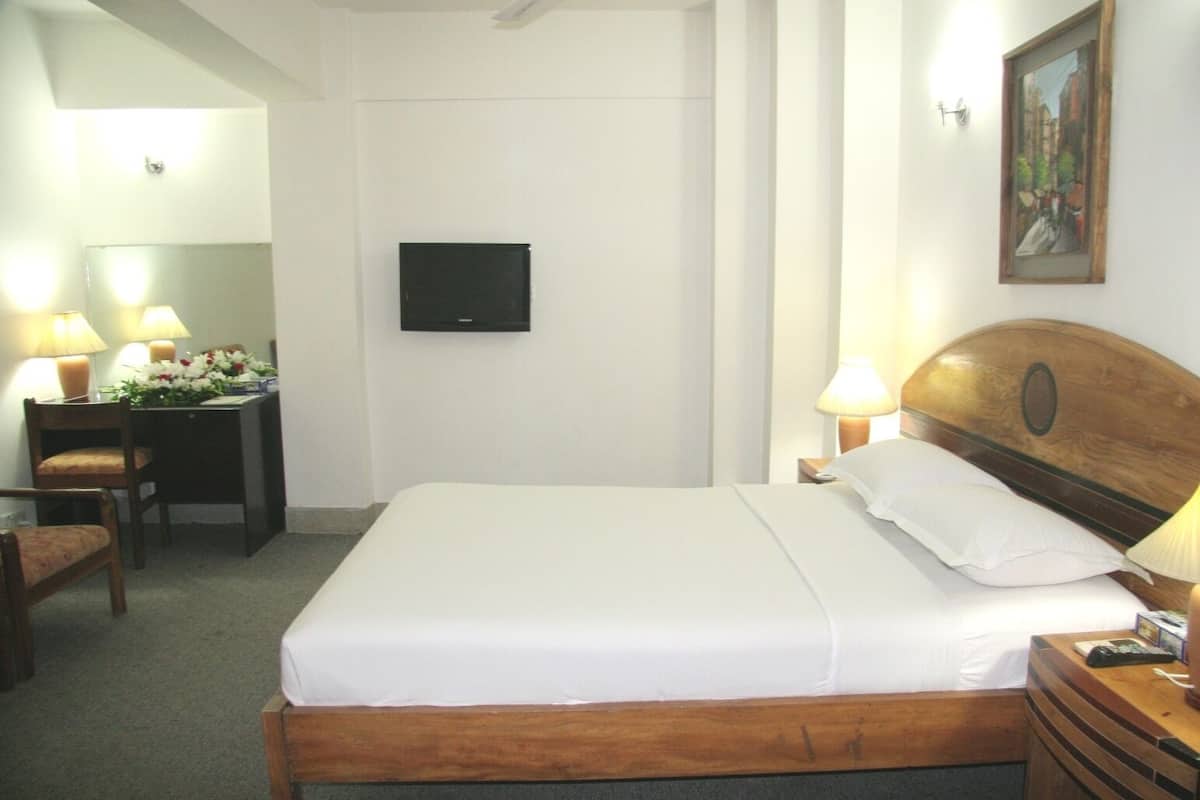Quarto casal executivo | Frigobar, escrivaninha, Wi-Fi de cortesia, roupa de cama