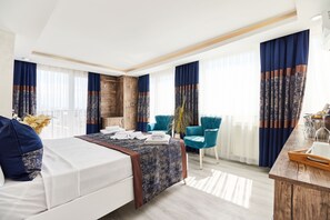 Quarto Duplo Deluxe | Roupa de alta qualidade, minibar, cofre no quarto, secretária 
