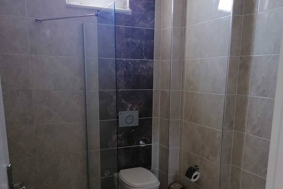 Chuveiro com efeito de chuva, secador de cabelo, piso aquecido