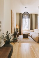 Apartamento Deluxe | Sala de estar | Televisor de ecrã plano de 40 polegadas com canais digitais, televisor 