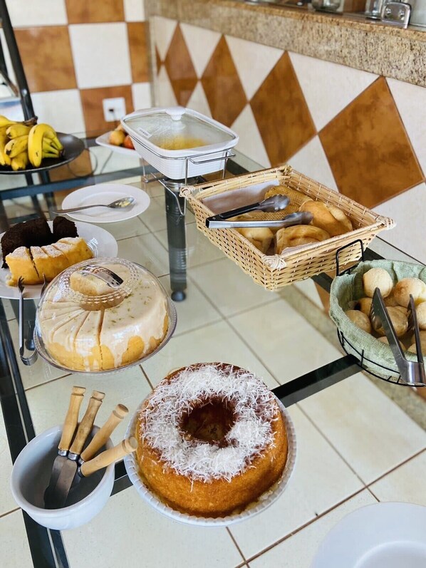 Café da manhã com buffet grátis todos os dias