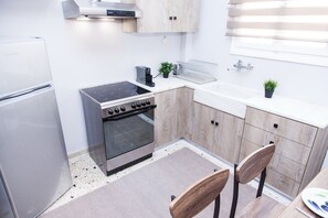 Apartamento Comfort | Cozinha privada | Um frigorífico, um forno 