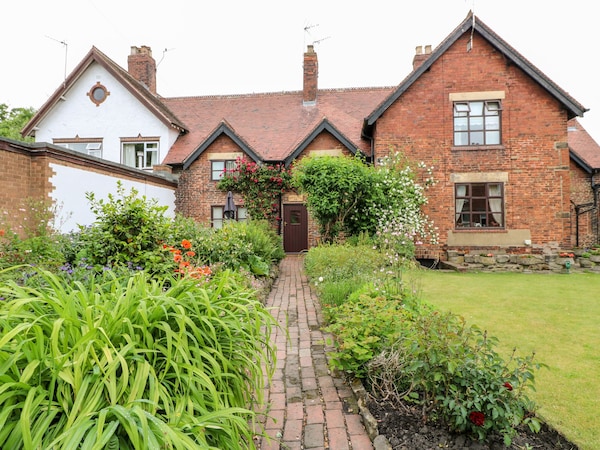 Hobson's Cottage 10 Main Street - Nottinghamshire