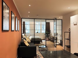 Suíte conforto | Área de estar | Livros, escritórios