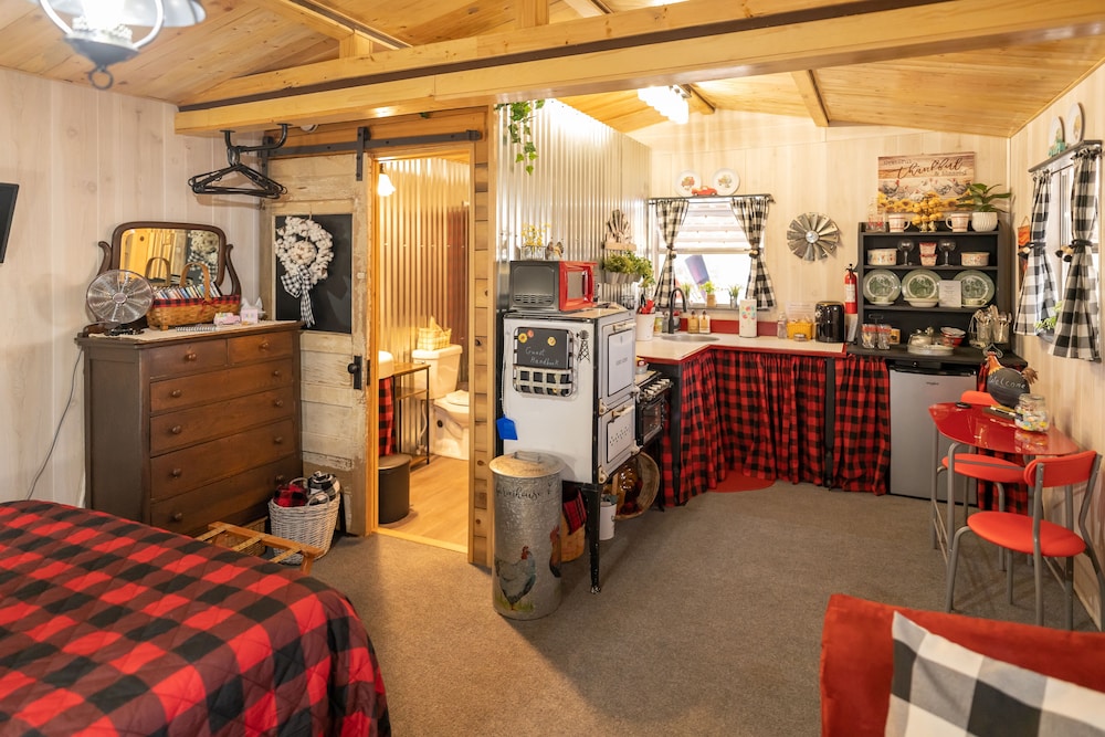 Unique Tiny House With Queen Bed And Hot Tub In Country Setting. - Lake Sweetwater, Sweetwater