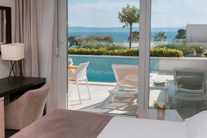 Junior Suite with Private Pool Sea Facing | Edredons de pluma, camas com colchões de espuma com sistema de memória