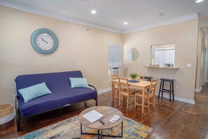 Apartamento (1 Bedroom) | Sala de estar | Televisor de 50 polegadas com canais digitais 