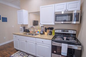 Apartamento (1 Bedroom) | Cozinha privada | Um forno, uma placa de cozinha, utensílios de cozinha, mesas de jantar 