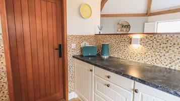 Casa de Campo | Cozinha privada | Um frigorífico, uma chaleira elétrica, uma torradeira