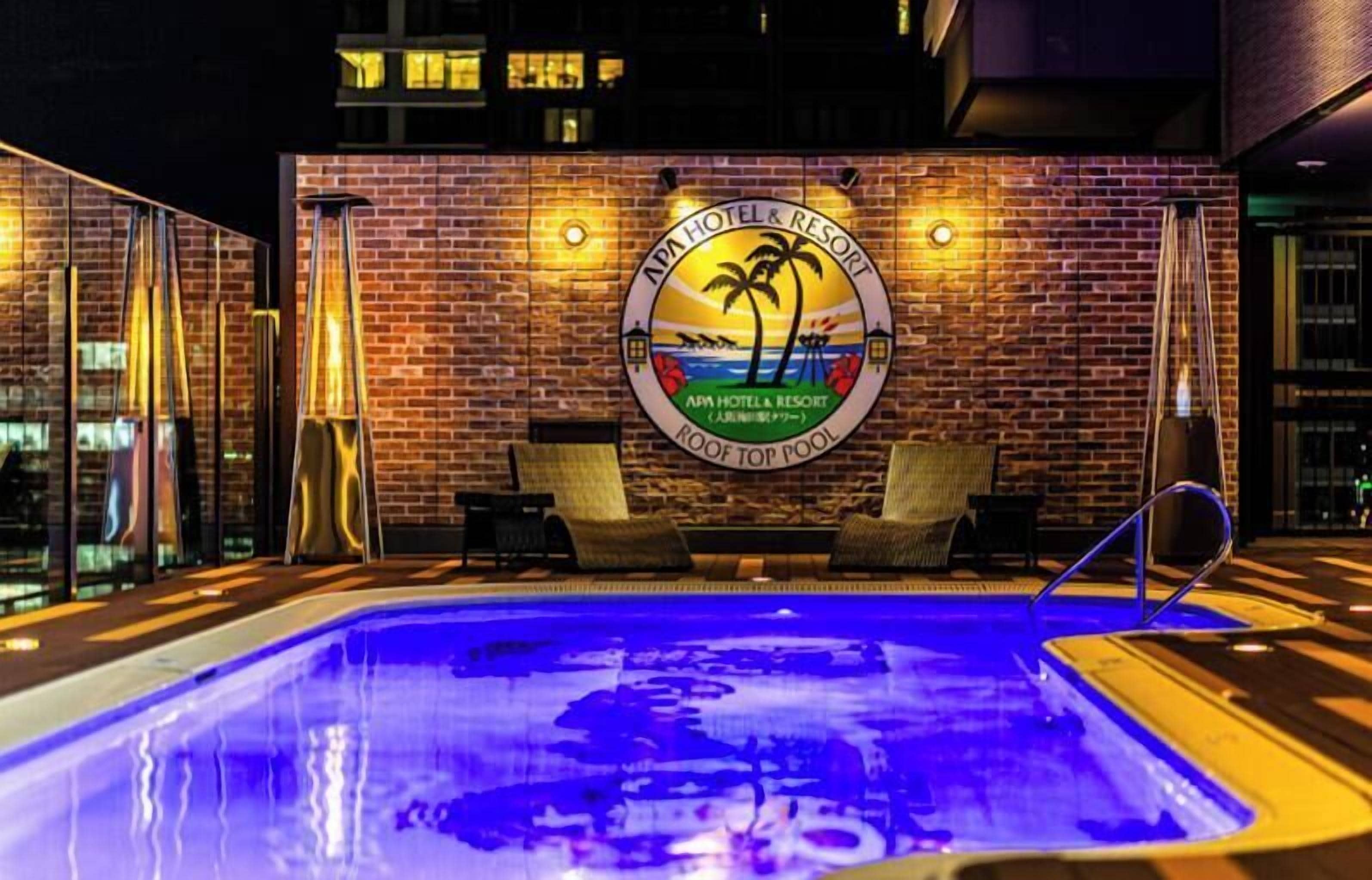 Piscina externa sazonal, funciona das 9h às 22h, espreguiçadeiras