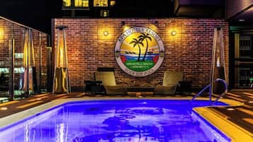 Piscina externa sazonal, funciona das 9h às 22h, espreguiçadeiras