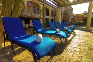 Piscina externa, funciona das 7h às 22h, espreguiçadeiras