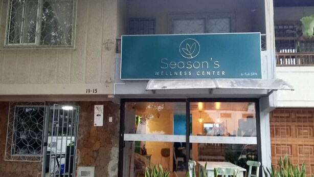 Um centro de bem-estar com uma placa que diz 'Season's Wellness Center'.