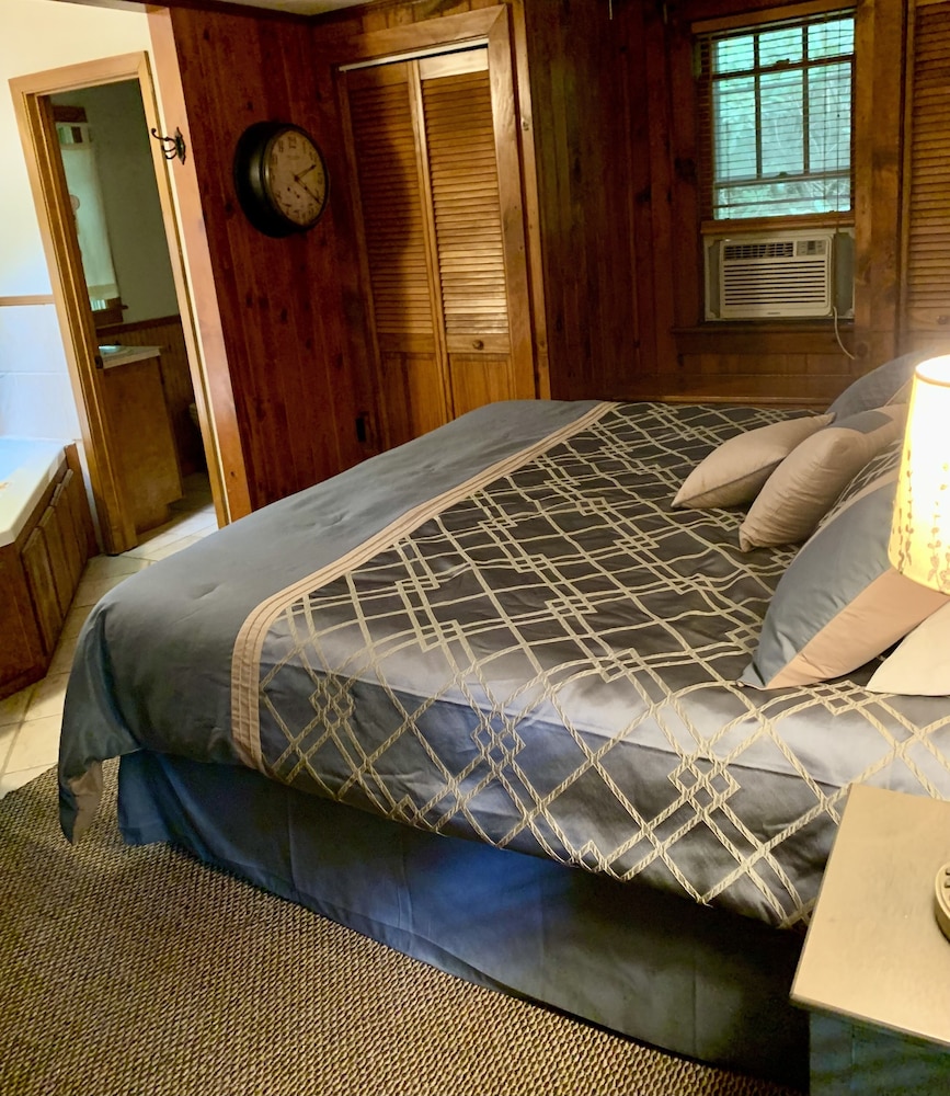 Cozy Couples Creekside Cabin At Twinbrook Resort - Post-helene Update! - Maggie Valley, NC