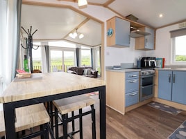 Casa de Campo | Cozinha privada | Um frigorífico, uma chaleira elétrica, uma torradeira