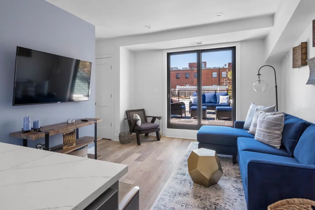 1/2 Block From King Street, 5 Location ~ King Bed ~ Free Parking - Alexandria, VA