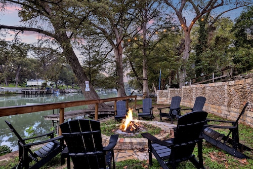 Luxury Lakefront Oasis W/boat Dock-firepit - Seguin